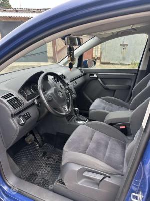 Blue Volkswagen Touran 2011 in Kaunas, with an engine capacity of 1.60 L and mileage of 308 thousand km for 4500 €, photo 13 on AUTOMOTO.COM.LV