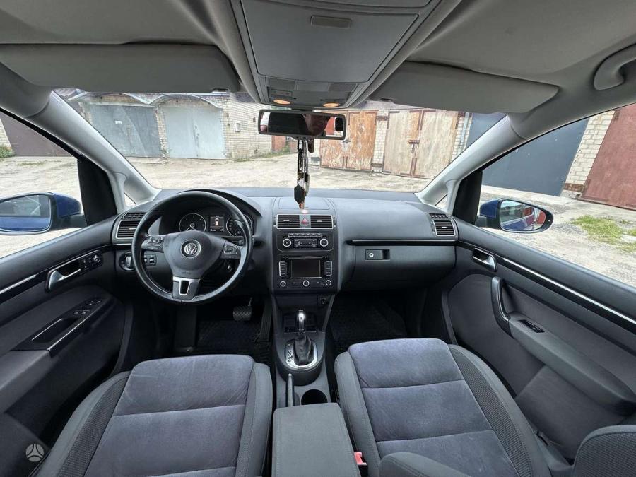 Blue Volkswagen Touran 2011 in Kaunas, with an engine capacity of 1.60 L and mileage of 308 thousand km for 4500 €, photo 14 on AUTOMOTO.COM.LV