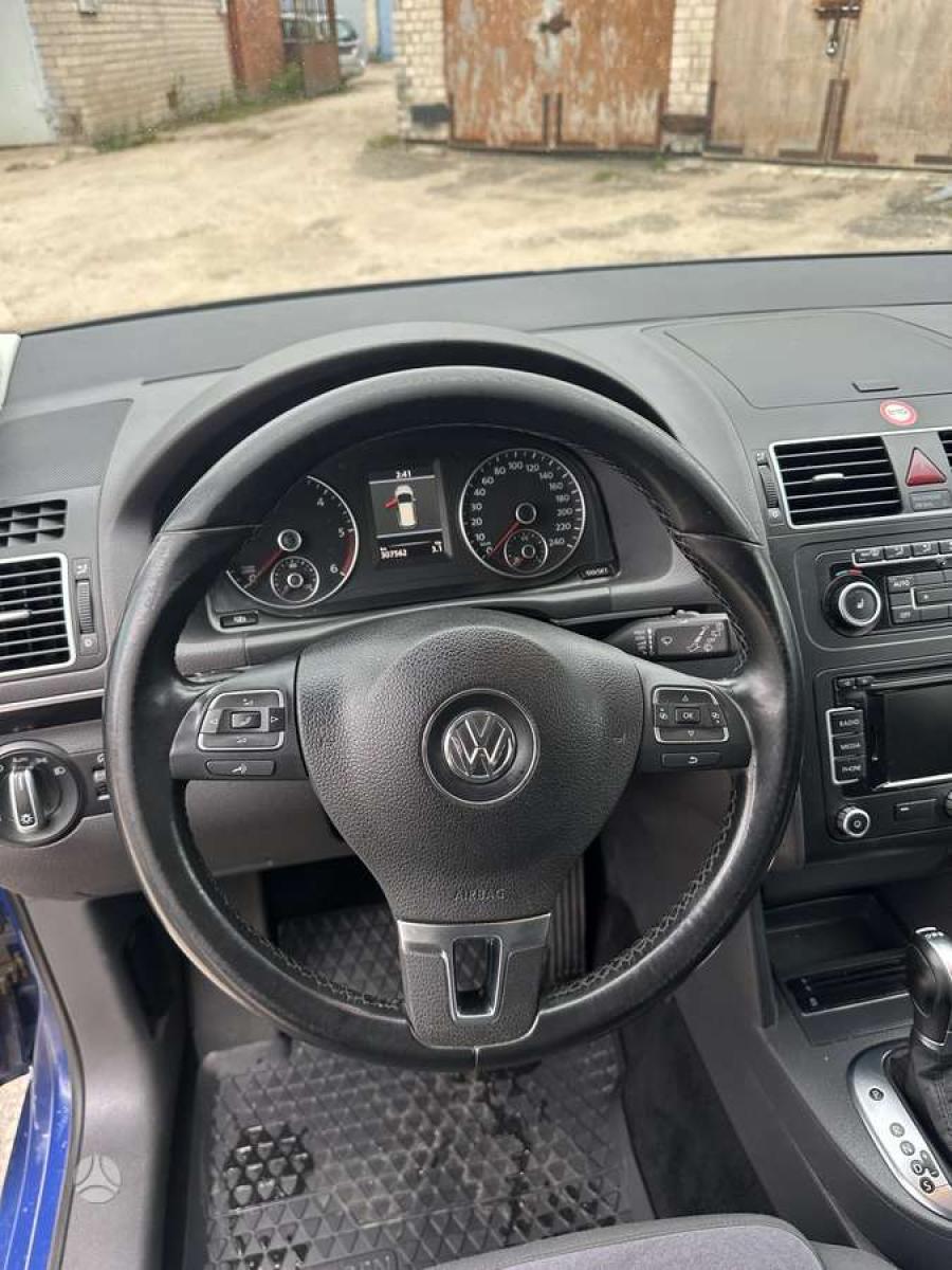Blue Volkswagen Touran 2011 in Kaunas, with an engine capacity of 1.60 L and mileage of 308 thousand km for 4500 €, photo 15 on AUTOMOTO.COM.LV