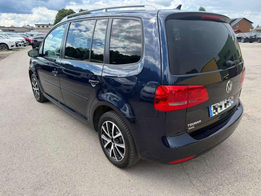 Blue Volkswagen Touran 2011 in Taurage, with an engine capacity of 1.60 L and mileage of 273 thousand km for 4700 €, photo 5 on AUTOMOTO.COM.LV