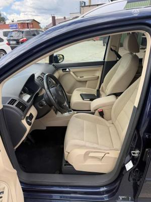 Blue Volkswagen Touran 2011 in Taurage, with an engine capacity of 1.60 L and mileage of 273 thousand km for 4700 €, photo 10 on AUTOMOTO.COM.LV