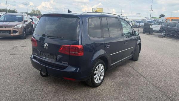 Blue Volkswagen Touran 2011 in Marijampole, with an engine capacity of 1.97 L and mileage of 187 thousand km for 5899 €, photo 4 on AUTOMOTO.COM.LV