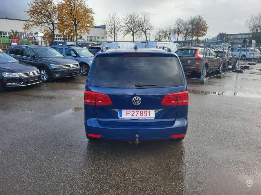 Zils Volkswagen Touran 2012 Klaipėda, ar dzinēja tilpumu 1.97 L un nobraukumu 263 tūkst. km par 6600 €, foto 6 vietnē AUTOMOTO.COM.LV