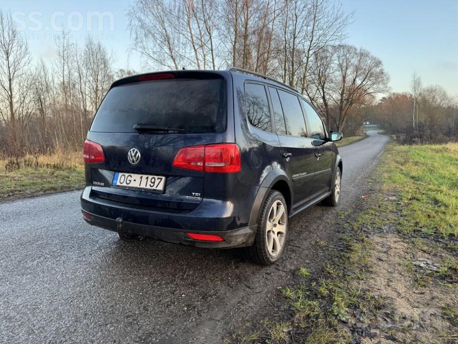 Blue Volkswagen Touran 2012 in Riga, with an engine capacity of 1.40 L and mileage of 328 thousand km for 7200 €, photo 3 on AUTOMOTO.COM.LV