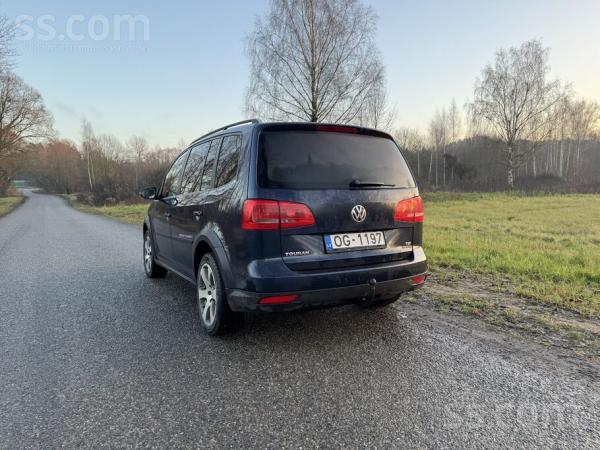 Zils Volkswagen Touran 2012 Rīga, ar dzinēja tilpumu 1.40 L un nobraukumu 328 tūkst. km par 7200 €, foto 4 vietnē AUTOMOTO.COM.LV