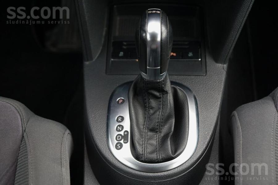 Blue Volkswagen Touran 2012 in Riga, with an engine capacity of 1.40 L and mileage of 227 thousand km for 7990 €, photo 14 on AUTOMOTO.COM.LV