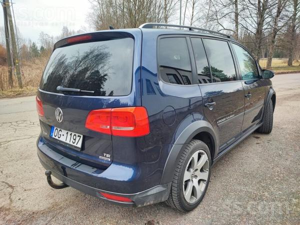 Blue Volkswagen Touran 2012 in Riga, with an engine capacity of 1.40 L and mileage of 332 thousand km for 6700 €, photo 3 on AUTOMOTO.COM.LV