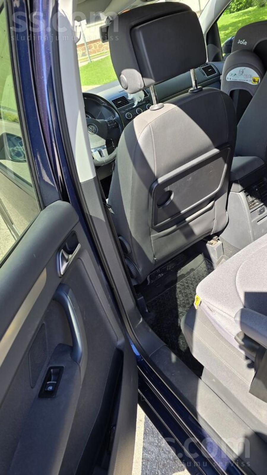 Blue Volkswagen Touran 2012 in Talsi, with an engine capacity of 1.60 L and mileage of 280 thousand km for 5250 €, photo 16 on AUTOMOTO.COM.LV