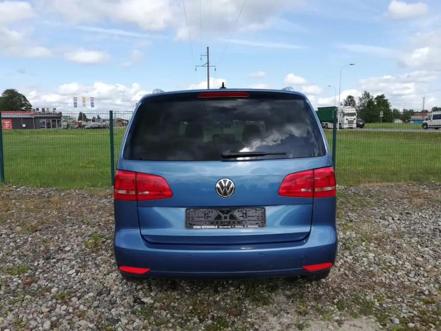 Blue Volkswagen Touran 2012 in Saldus, with an engine capacity of 1.60 L and mileage of 252 thousand km for 7500 €, photo 7 on AUTOMOTO.COM.LV