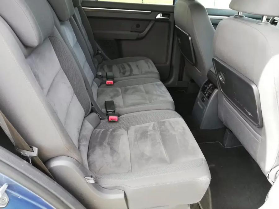 Blue Volkswagen Touran 2012 in Saldus, with an engine capacity of 1.60 L and mileage of 252 thousand km for 7500 €, photo 12 on AUTOMOTO.COM.LV