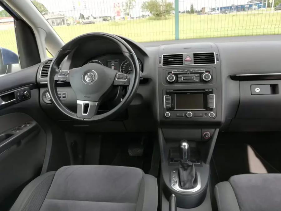 Blue Volkswagen Touran 2012 in Saldus, with an engine capacity of 1.60 L and mileage of 252 thousand km for 7500 €, photo 15 on AUTOMOTO.COM.LV