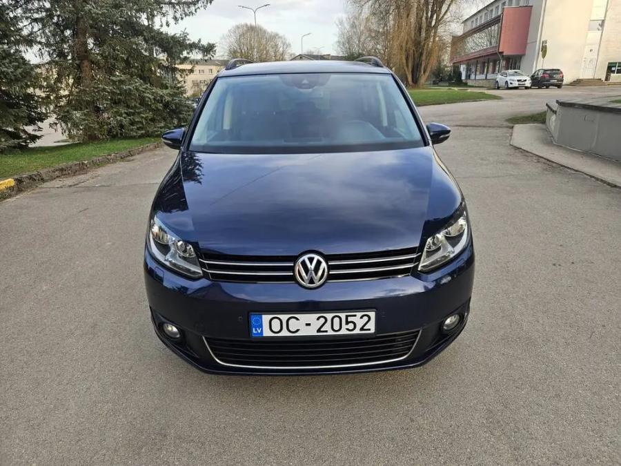Blue Volkswagen Touran 2012 in Jekabpils, with an engine capacity of 2.00 L and mileage of 313 thousand km for 6890 €, photo 3 on AUTOMOTO.COM.LV