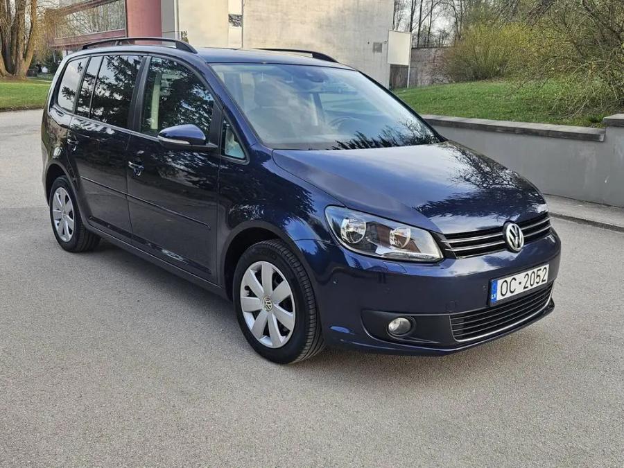 Blue Volkswagen Touran 2012 in Jekabpils, with an engine capacity of 2.00 L and mileage of 313 thousand km for 6890 €, photo 4 on AUTOMOTO.COM.LV