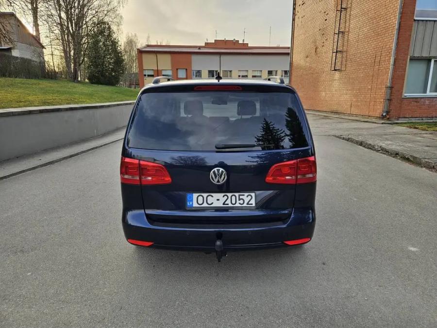 Blue Volkswagen Touran 2012 in Jekabpils, with an engine capacity of 2.00 L and mileage of 313 thousand km for 6890 €, photo 8 on AUTOMOTO.COM.LV