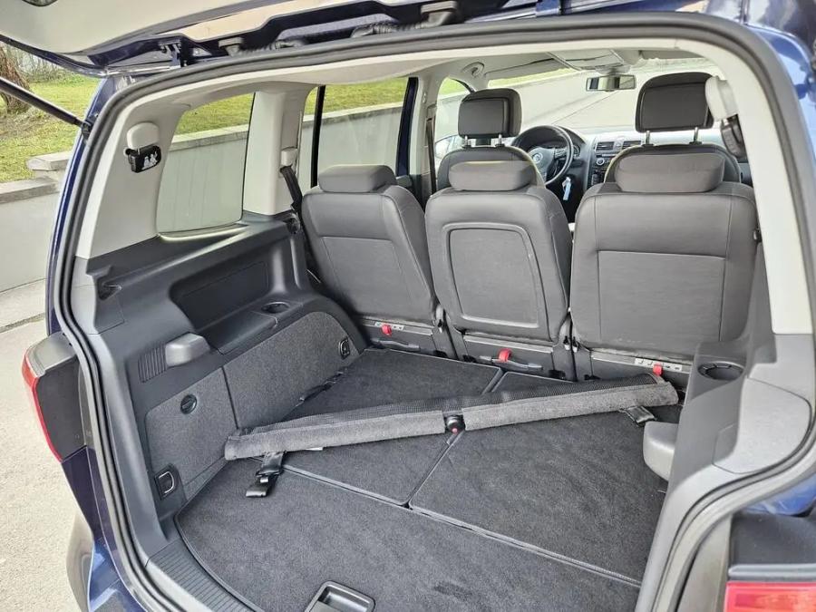Blue Volkswagen Touran 2012 in Jekabpils, with an engine capacity of 2.00 L and mileage of 313 thousand km for 6890 €, photo 15 on AUTOMOTO.COM.LV