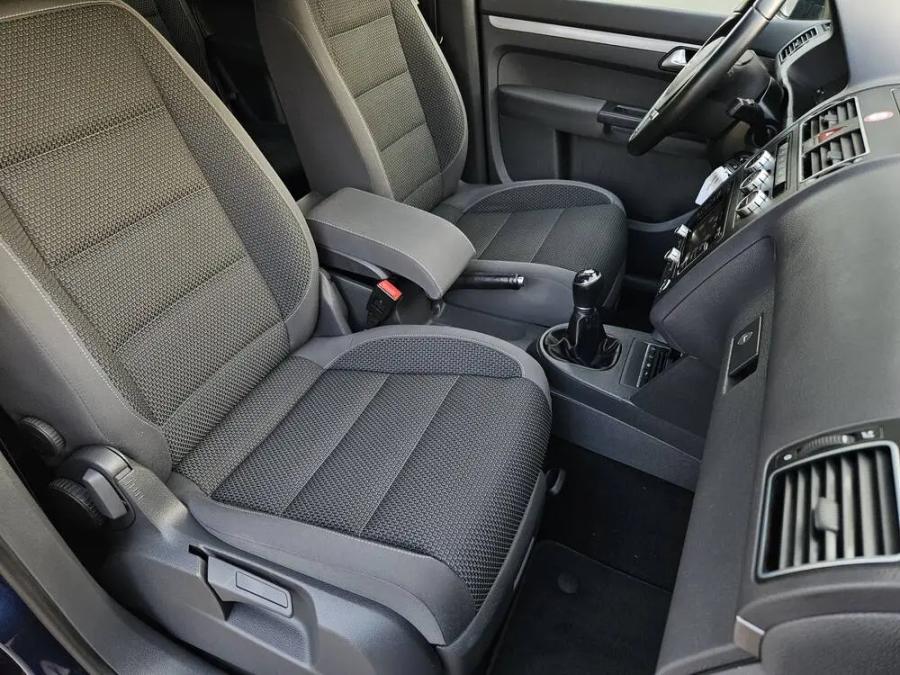 Blue Volkswagen Touran 2012 in Jekabpils, with an engine capacity of 2.00 L and mileage of 313 thousand km for 6890 €, photo 21 on AUTOMOTO.COM.LV