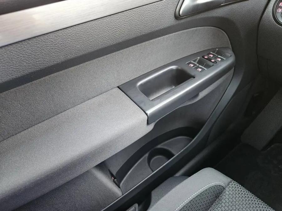 Blue Volkswagen Touran 2012 in Jekabpils, with an engine capacity of 2.00 L and mileage of 313 thousand km for 6890 €, photo 26 on AUTOMOTO.COM.LV