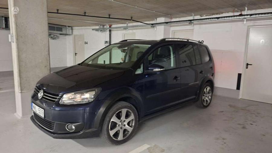 Blue Volkswagen Touran 2012 in Kaunas, with an engine capacity of 1.97 L and mileage of 345 thousand km for 5900 €, photo 1 on AUTOMOTO.COM.LV