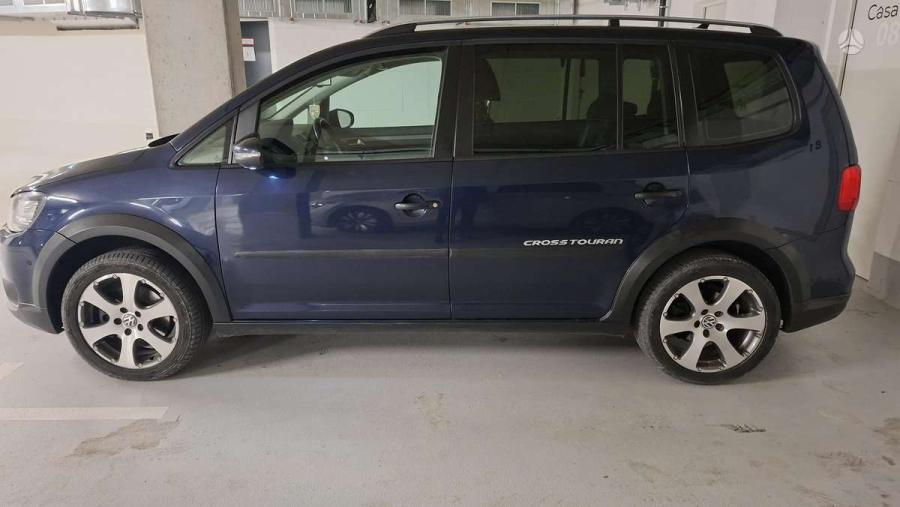 Blue Volkswagen Touran 2012 in Kaunas, with an engine capacity of 1.97 L and mileage of 345 thousand km for 5900 €, photo 3 on AUTOMOTO.COM.LV