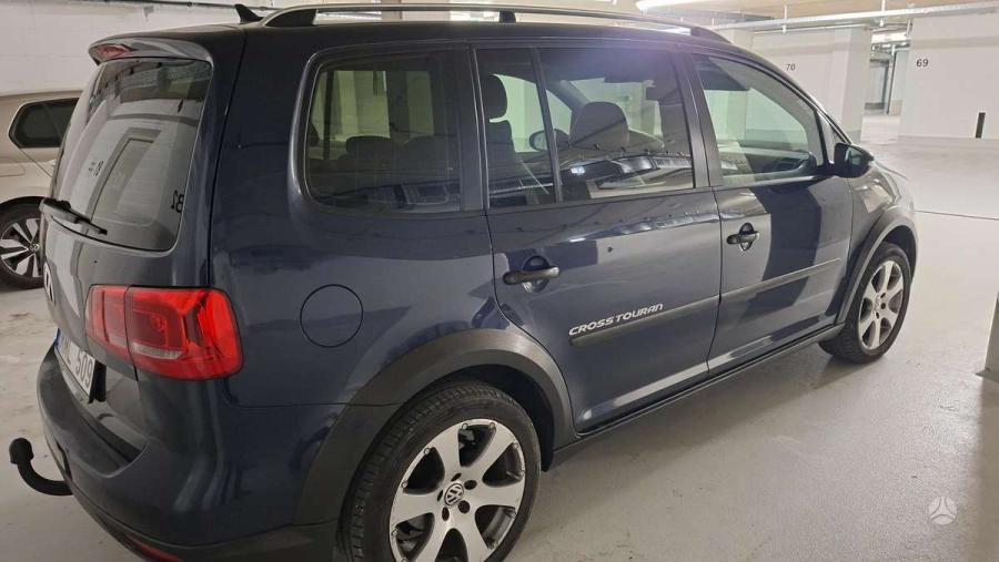 Blue Volkswagen Touran 2012 in Kaunas, with an engine capacity of 1.97 L and mileage of 345 thousand km for 5900 €, photo 6 on AUTOMOTO.COM.LV