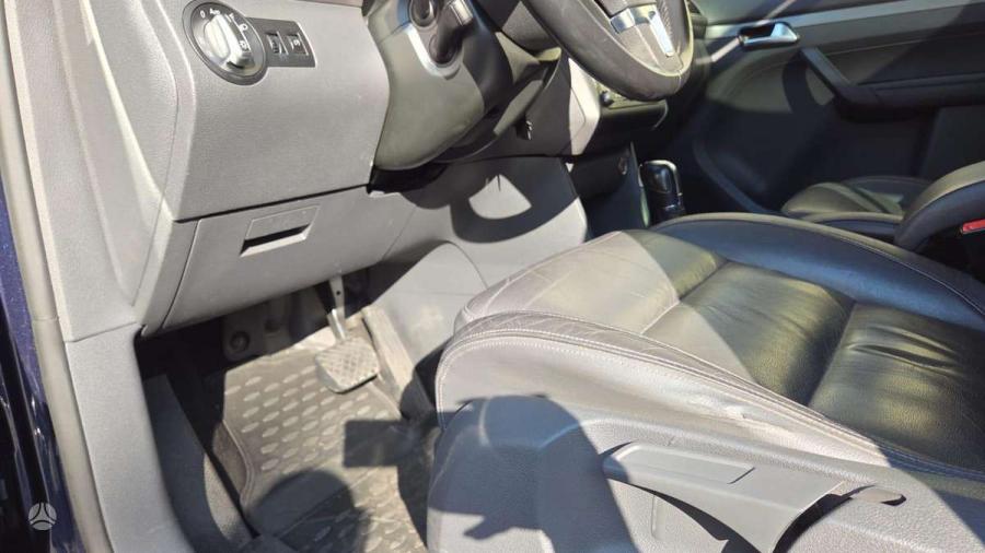 Blue Volkswagen Touran 2012 in Kaunas, with an engine capacity of 1.97 L and mileage of 345 thousand km for 5900 €, photo 12 on AUTOMOTO.COM.LV