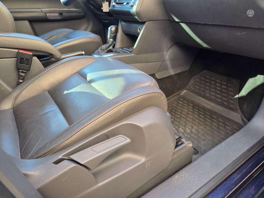 Blue Volkswagen Touran 2012 in Kaunas, with an engine capacity of 1.97 L and mileage of 345 thousand km for 5900 €, photo 13 on AUTOMOTO.COM.LV