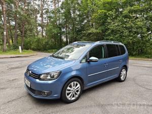 Zils Volkswagen Touran 2012 Rīga, ar dzinēja tilpumu 1.60 L un nobraukumu 211 tūkst. km par 7000 €, foto  vietnē AUTOMOTO.COM.LV