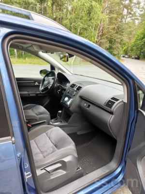 Zils Volkswagen Touran 2012 Rīga, ar dzinēja tilpumu 1.60 L un nobraukumu 211 tūkst. km par 7000 €, foto 12 vietnē AUTOMOTO.COM.LV