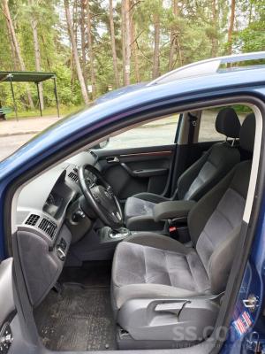 Zils Volkswagen Touran 2012 Rīga, ar dzinēja tilpumu 1.60 L un nobraukumu 211 tūkst. km par 7000 €, foto 13 vietnē AUTOMOTO.COM.LV