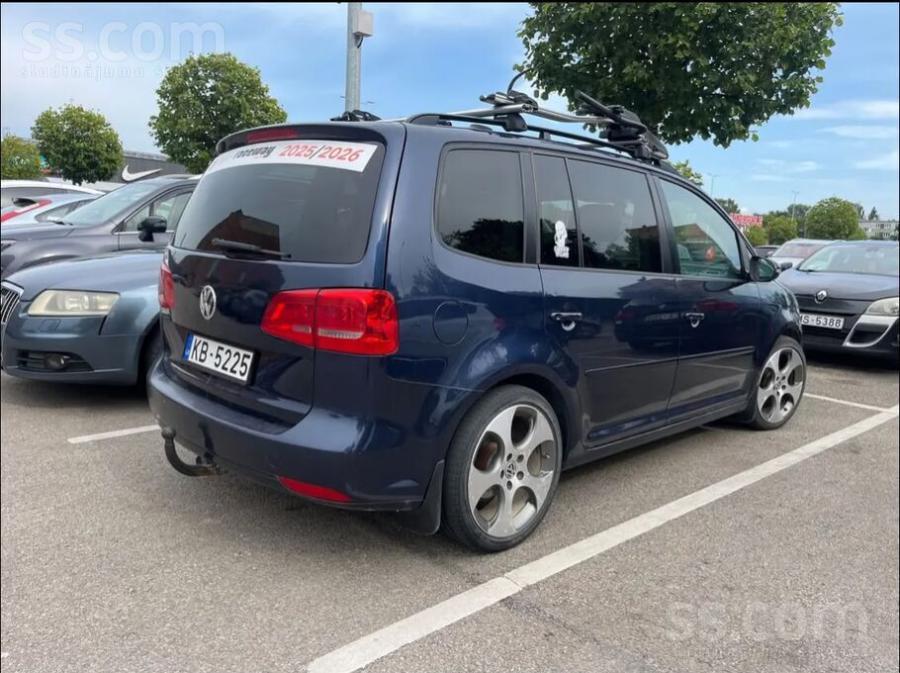 Blue Volkswagen Touran 2012 in Ogre, with an engine capacity of 1.60 L and mileage of 362 thousand km for 4200 €, photo 4 on AUTOMOTO.COM.LV