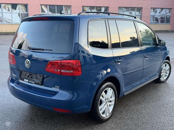 Blue Volkswagen Touran 2012 in Utena, with an engine capacity of 1.60 L and mileage of 282 thousand km for 4990 €, photo 5 on AUTOMOTO.COM.LV