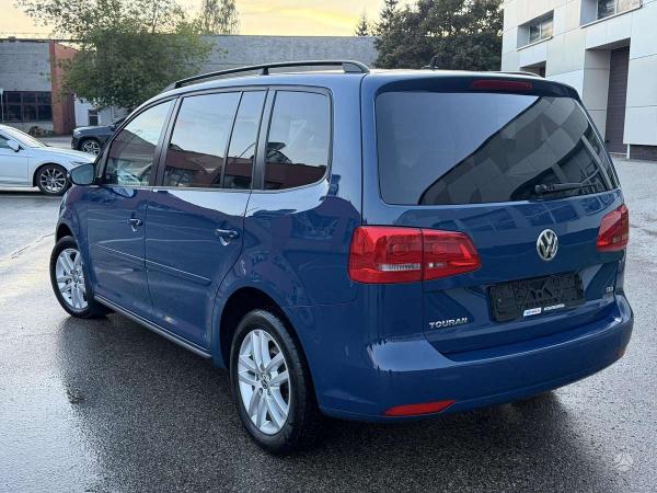 Blue Volkswagen Touran 2012 in Utena, with an engine capacity of 1.60 L and mileage of 282 thousand km for 4990 €, photo 8 on AUTOMOTO.COM.LV