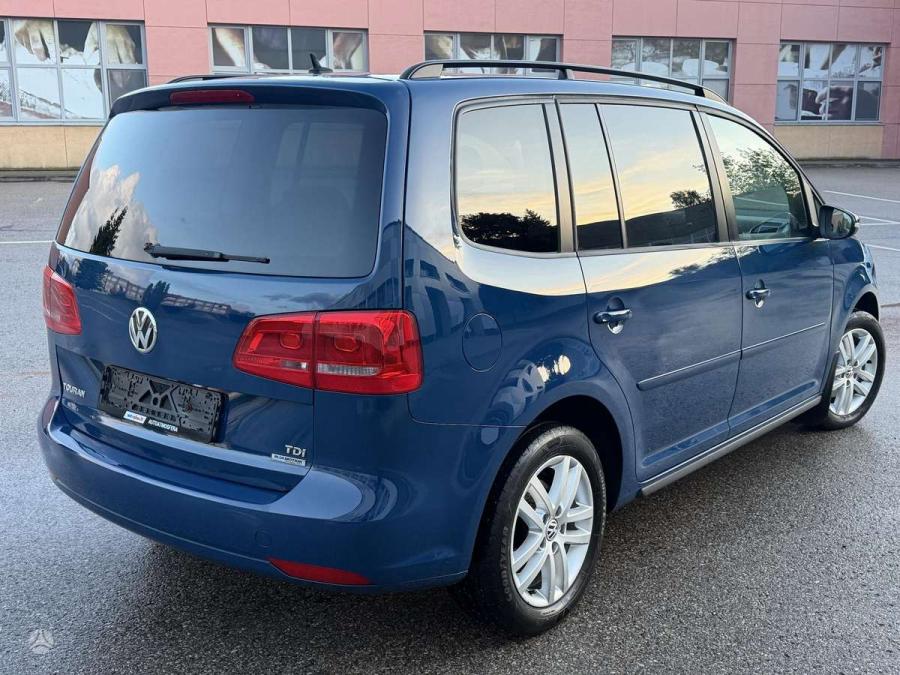 Blue Volkswagen Touran 2012 in Utena, with an engine capacity of 1.60 L and mileage of 282 thousand km for 4990 €, photo 5 on AUTOMOTO.COM.LV