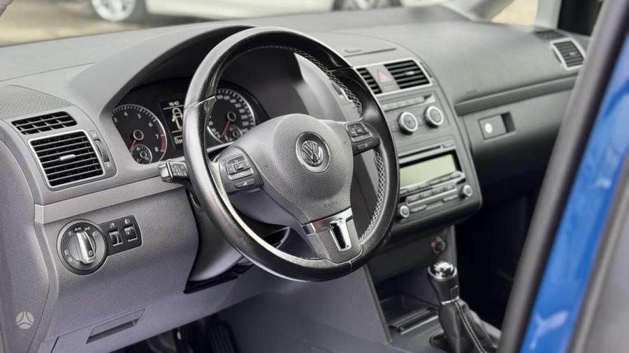 Blue Volkswagen Touran 2012 in Telschi, with an engine capacity of 1.39 L and mileage of 173 thousand km for 6700 €, photo 11 on AUTOMOTO.COM.LV