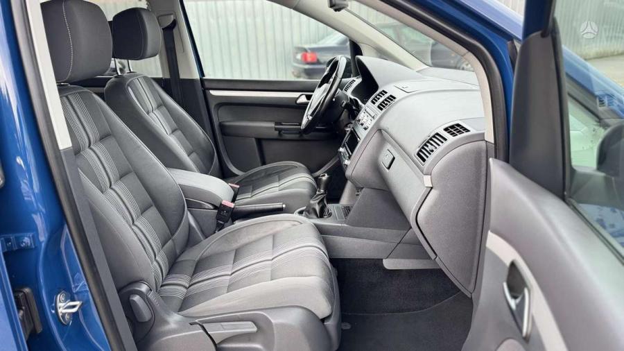 Blue Volkswagen Touran 2012 in Telschi, with an engine capacity of 1.39 L and mileage of 173 thousand km for 6700 €, photo 17 on AUTOMOTO.COM.LV