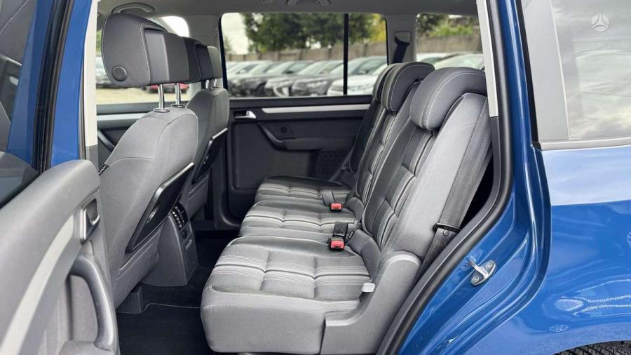 Blue Volkswagen Touran 2012 in Telschi, with an engine capacity of 1.39 L and mileage of 173 thousand km for 6700 €, photo 19 on AUTOMOTO.COM.LV
