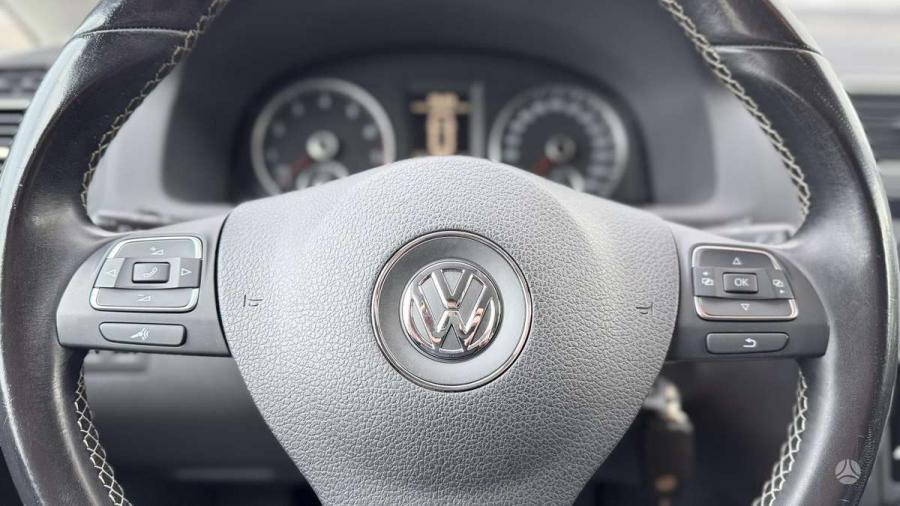 Blue Volkswagen Touran 2012 in Telschi, with an engine capacity of 1.39 L and mileage of 173 thousand km for 6700 €, photo 25 on AUTOMOTO.COM.LV