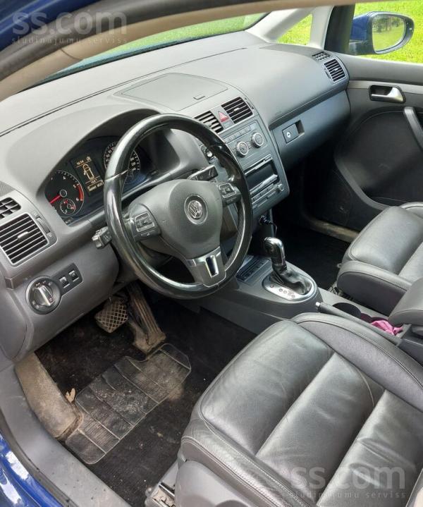 Blue Volkswagen Touran 2012 in Ogre, with an engine capacity of 1.60 L and mileage of 360 thousand km for 5700 €, photo 9 on AUTOMOTO.COM.LV