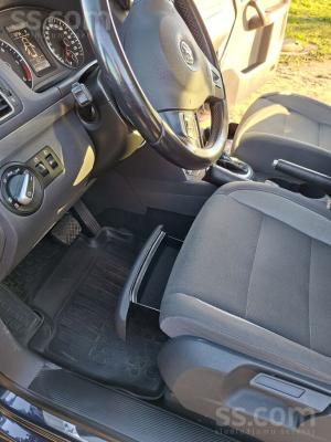 Blue Volkswagen Touran 2013 in Liepaja, with an engine capacity of 2.00 L and mileage of 274 thousand km for 7200 €, photo 8 on AUTOMOTO.COM.LV
