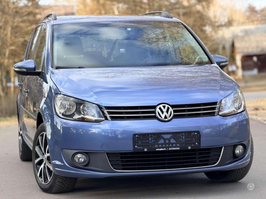 Blue Volkswagen Touran 2013 in Utena, with an engine capacity of 1.60 L and mileage of 304 thousand km for 5590 €, photo 8 on AUTOMOTO.COM.LV