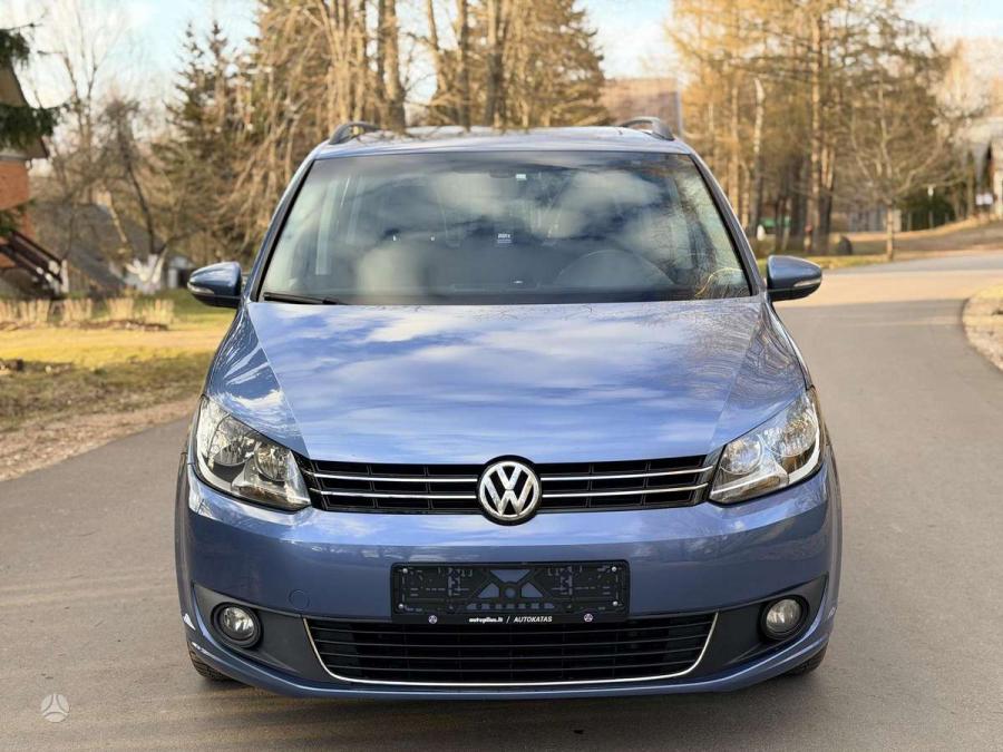Blue Volkswagen Touran 2013 in Utena, with an engine capacity of 1.60 L and mileage of 304 thousand km for 5590 €, photo 9 on AUTOMOTO.COM.LV