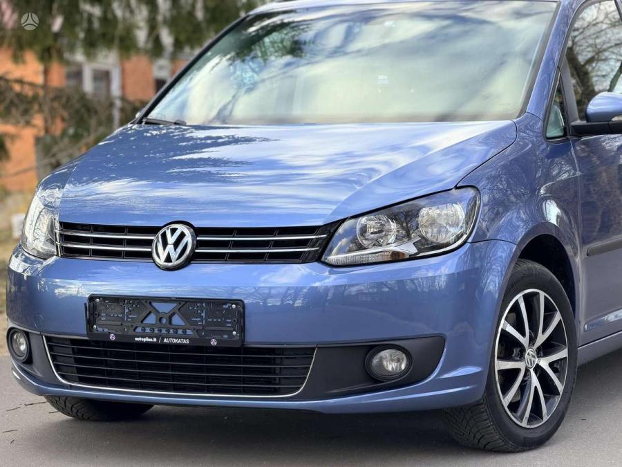 Blue Volkswagen Touran 2013 in Utena, with an engine capacity of 1.60 L and mileage of 304 thousand km for 5590 €, photo 12 on AUTOMOTO.COM.LV