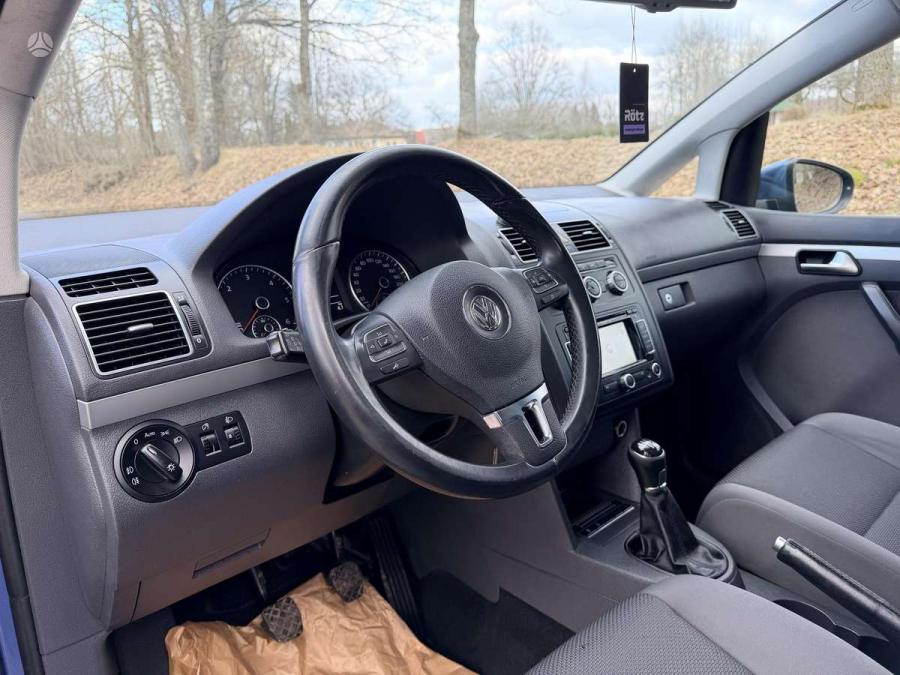 Blue Volkswagen Touran 2013 in Utena, with an engine capacity of 1.60 L and mileage of 304 thousand km for 5590 €, photo 28 on AUTOMOTO.COM.LV