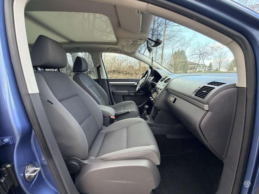 Blue Volkswagen Touran 2013 in Utena, with an engine capacity of 1.60 L and mileage of 304 thousand km for 5590 €, photo 30 on AUTOMOTO.COM.LV