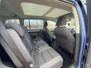 Blue Volkswagen Touran 2013 in Utena, with an engine capacity of 1.60 L and mileage of 304 thousand km for 5590 €, photo 31 on AUTOMOTO.COM.LV