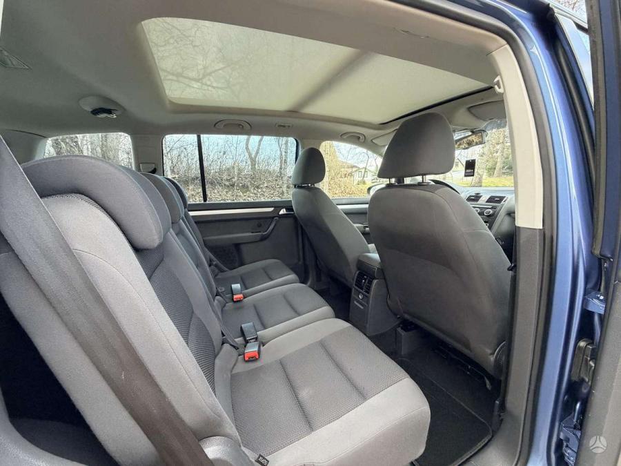 Blue Volkswagen Touran 2013 in Utena, with an engine capacity of 1.60 L and mileage of 304 thousand km for 5590 €, photo 31 on AUTOMOTO.COM.LV