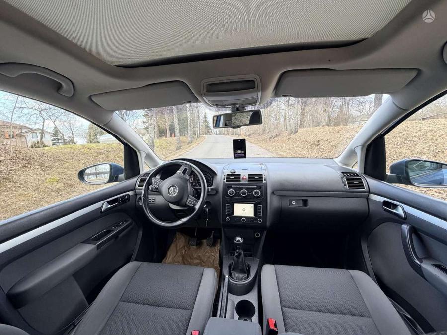 Blue Volkswagen Touran 2013 in Utena, with an engine capacity of 1.60 L and mileage of 304 thousand km for 5590 €, photo 33 on AUTOMOTO.COM.LV