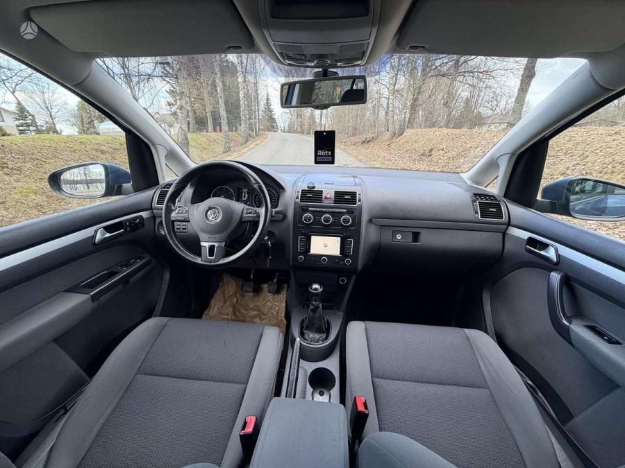 Blue Volkswagen Touran 2013 in Utena, with an engine capacity of 1.60 L and mileage of 304 thousand km for 5590 €, photo 34 on AUTOMOTO.COM.LV