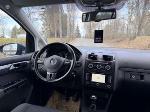 Blue Volkswagen Touran 2013 in Utena, with an engine capacity of 1.60 L and mileage of 304 thousand km for 5590 €, photo 35 on AUTOMOTO.COM.LV