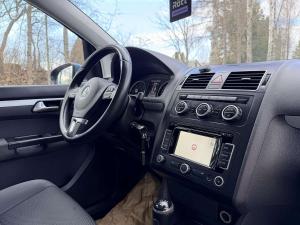 Blue Volkswagen Touran 2013 in Utena, with an engine capacity of 1.60 L and mileage of 304 thousand km for 5590 €, photo 36 on AUTOMOTO.COM.LV
